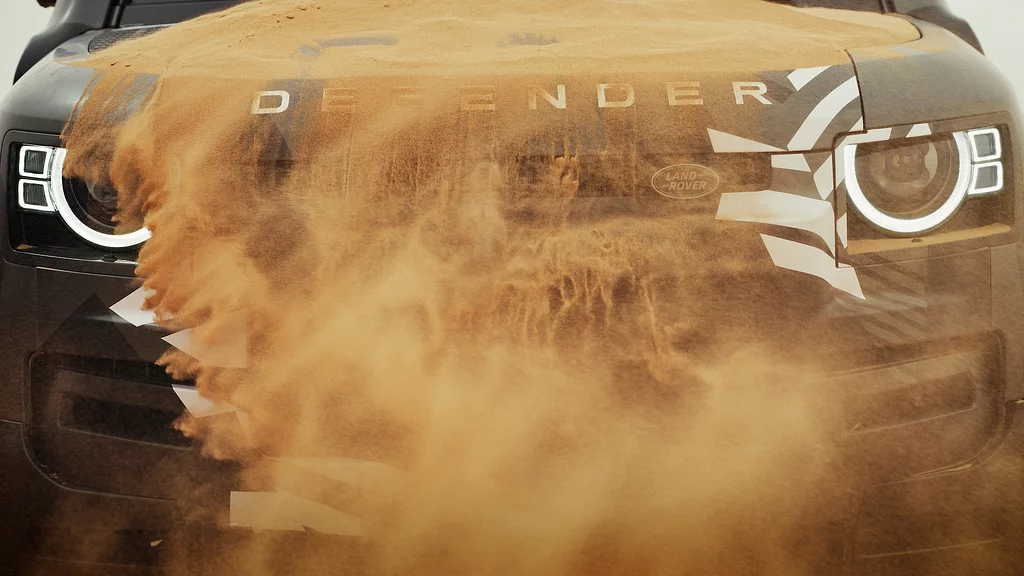 „Defender“ užbaigė pirmąjį ralio-reido prototipo testą | Land Rover Lietuva