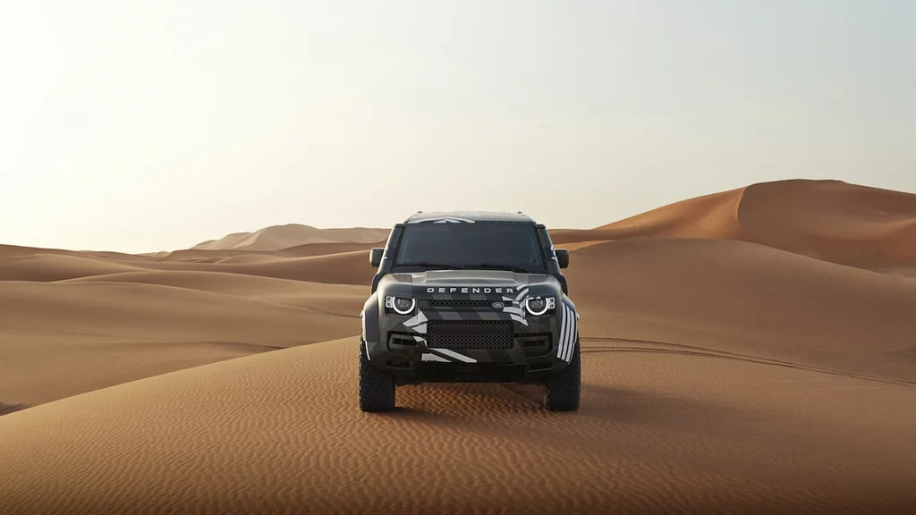„Defender“ užbaigė pirmąjį ralio-reido prototipo testą | Land Rover Lietuva