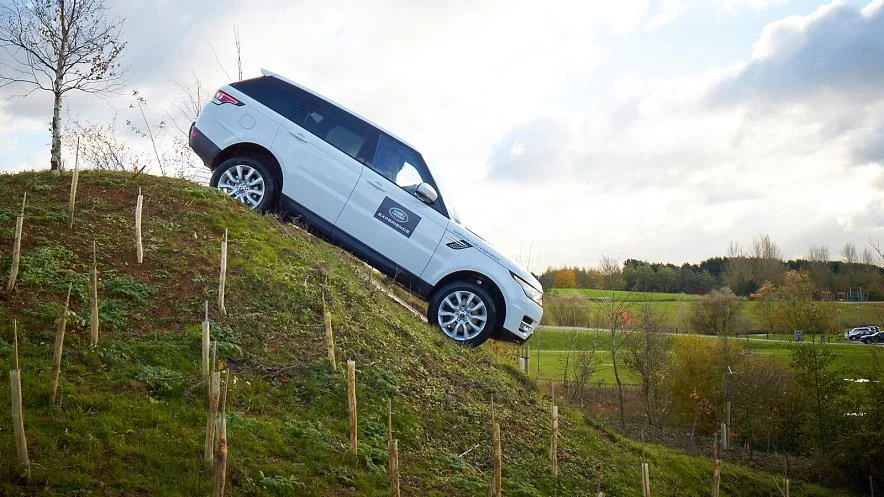 How to Drive Up & Down Hills – Mountain Driving | Land Rover Hong Kong