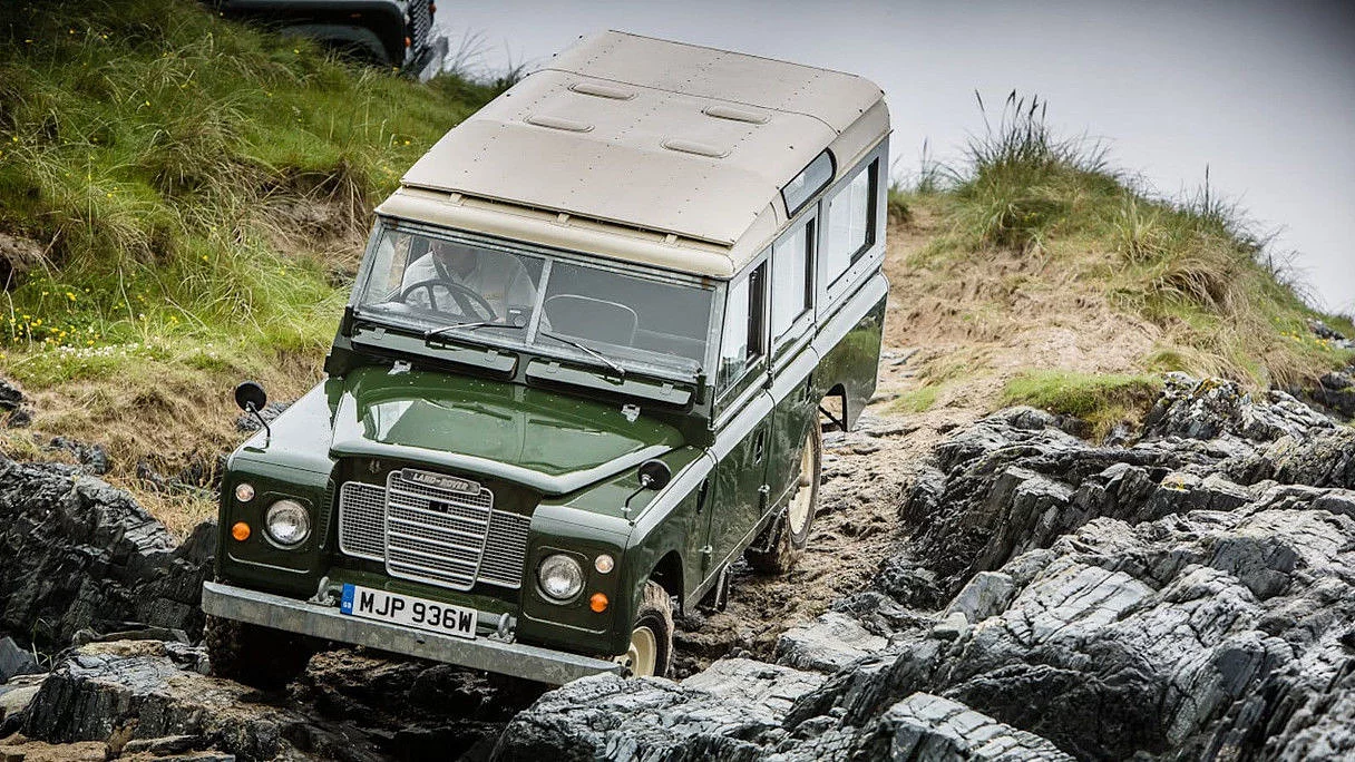 How To Drive Safely On Rocks – Off-Road 4x4 | Land Rover Hong Kong