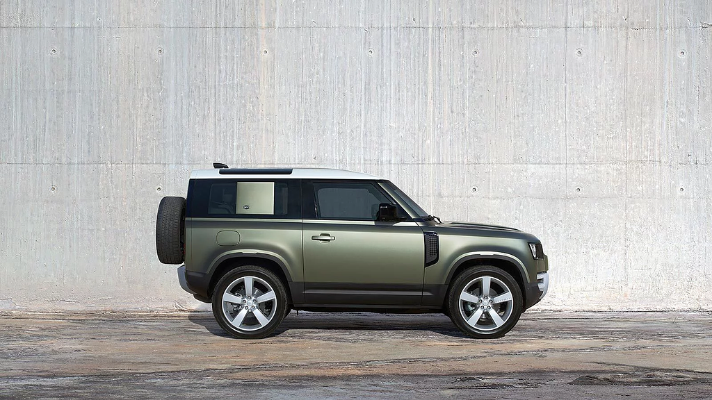 Defender 2024 Options & Accessories | Accessory Packs | Land Rover