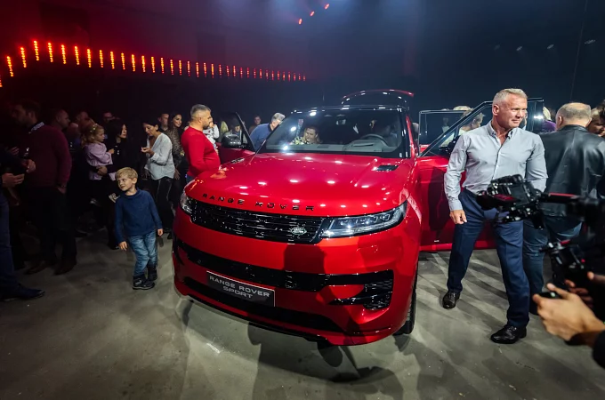Naujasis „Range Rover Sport“ pristatytas užburiančios atmosferos ...