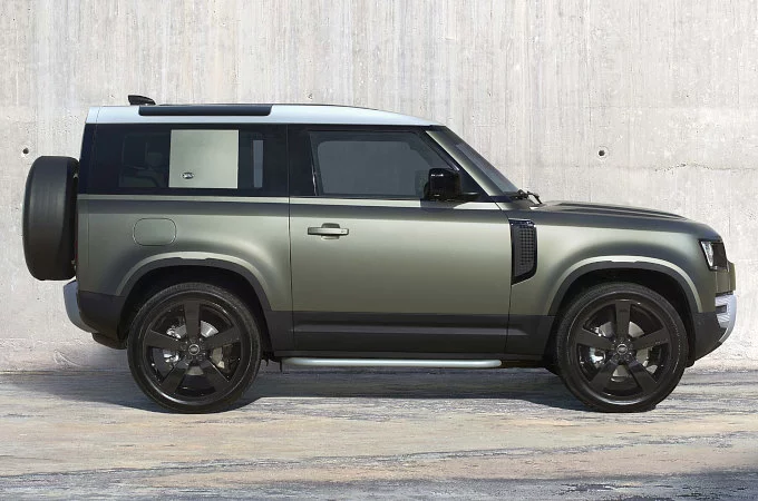 Defender 2024 Options & Accessories | Accessory Packs | Land Rover